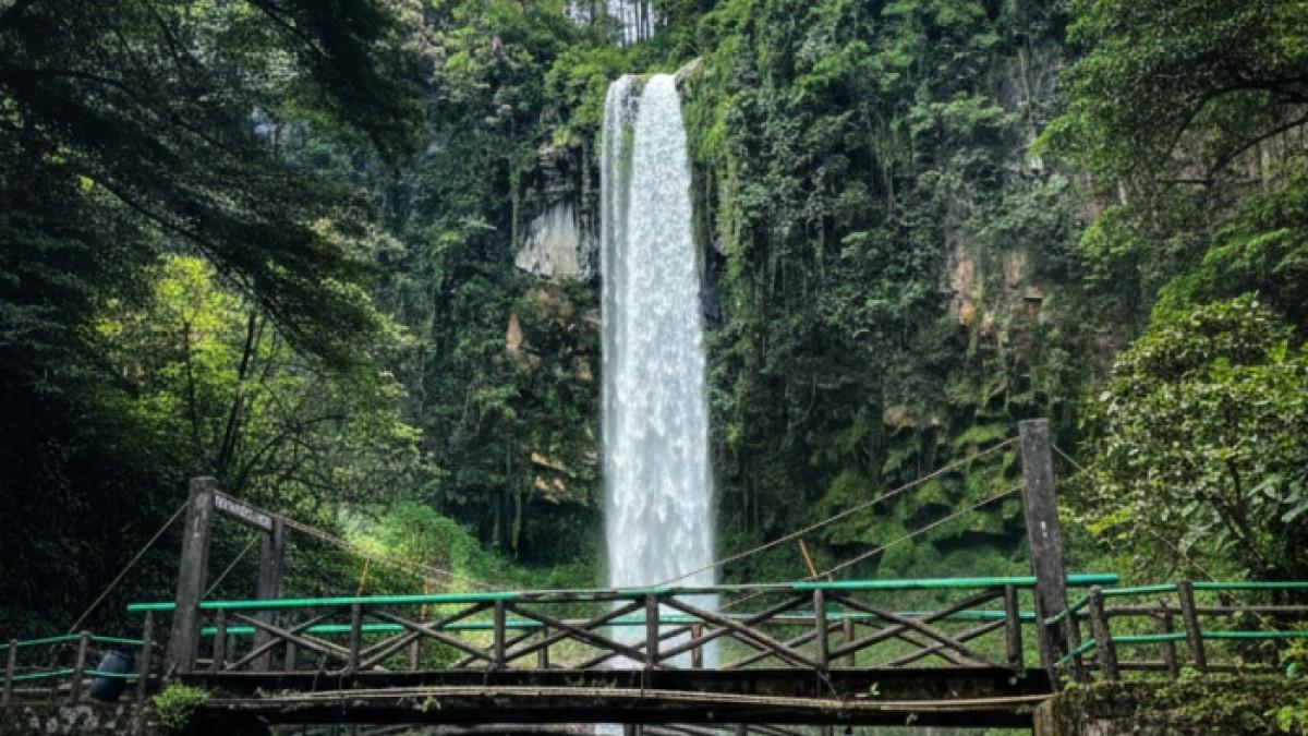 Harga Tiket Masuk dan Jam Buka Grojogan Sewu Tawangmangu Terbaru 2026 ...