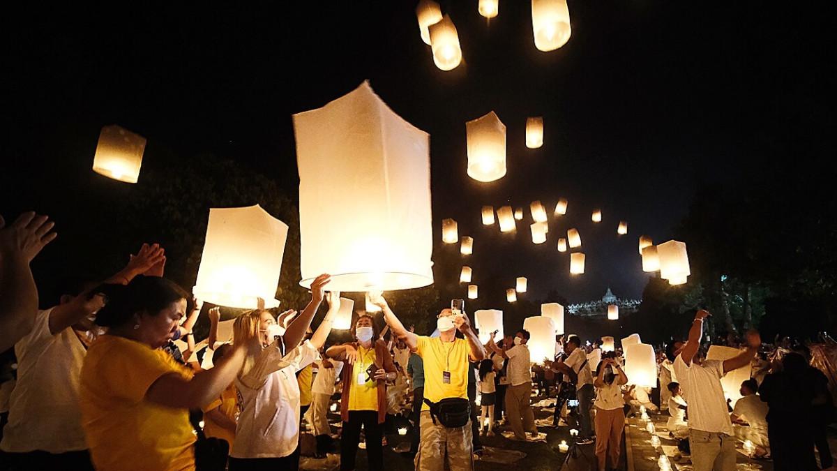Berita Festival Lampion Waisak Terbaru Hari Ini - Tribun Travel