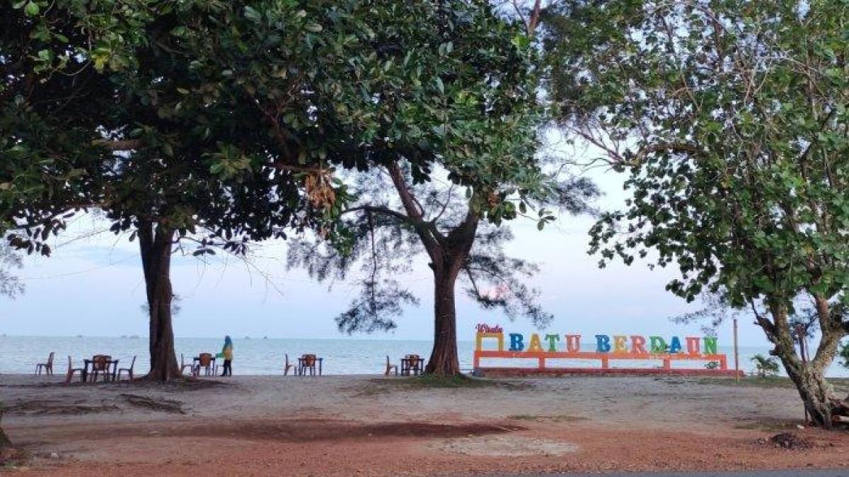 5 Wisata Pantai di Lingga, Kepri yang Hits, Pesona Batu Berdaun ...