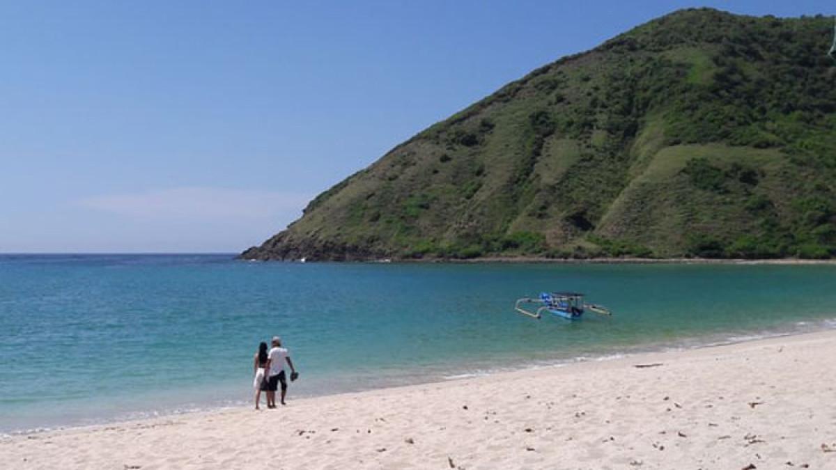 Pantai Mawun di Pujut, Lombok Tengah, NTB Suguhkan Panorama Alam ...