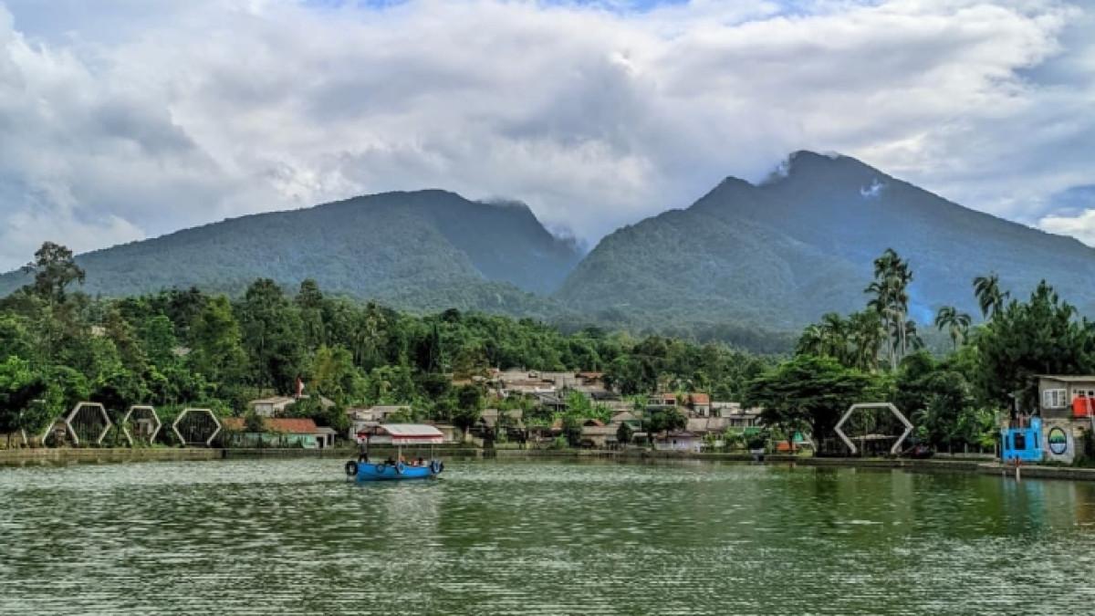 Eksplor Setu Tamansari Bogor, Jawa Barat: Wahana Seru & View Gunung ...