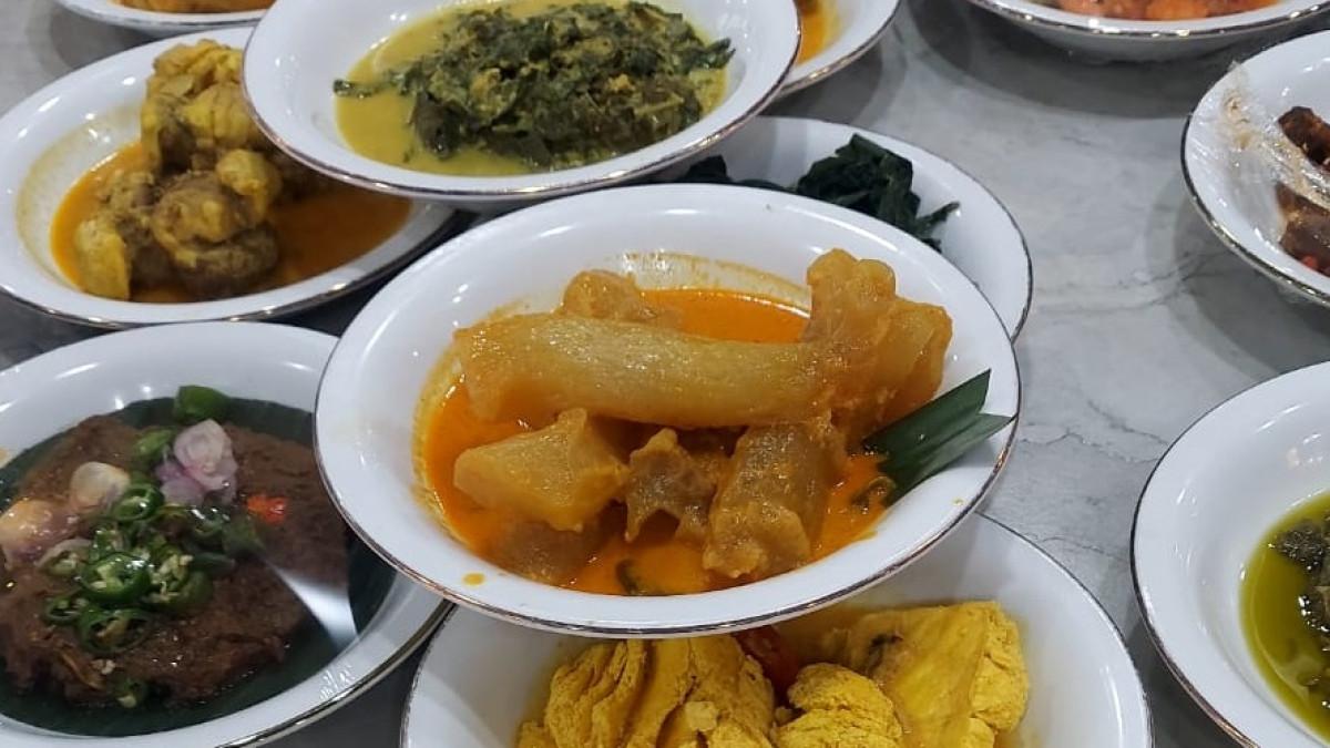5 Nasi Padang Enak di Solo Buat Makan Siang, Porsi Banyak dan Rasa ...