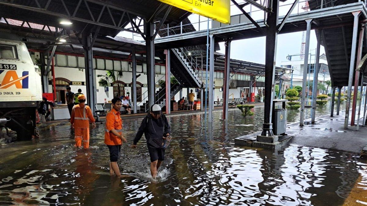 Kondisi Stasiun Tawang Semarang Banjir, Rel hingga Kursi Ruang Tunggu ...