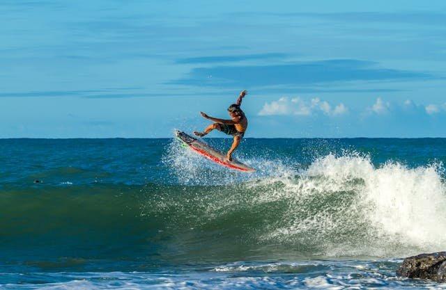 Harga Tiket Masuk Pantai Ekas di Lombok Timur NTB, Jadi Spot Surfing ...