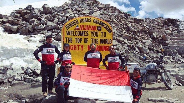 Potret Darius Sinathrya dan Dona Agnesia Kibarkan Bendera Merah Putih ...