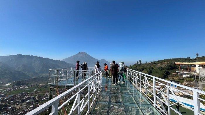 Harga Tiket Masuk dan Tarif Sewa Villa di Pintu Langit Sky View, Dieng ...