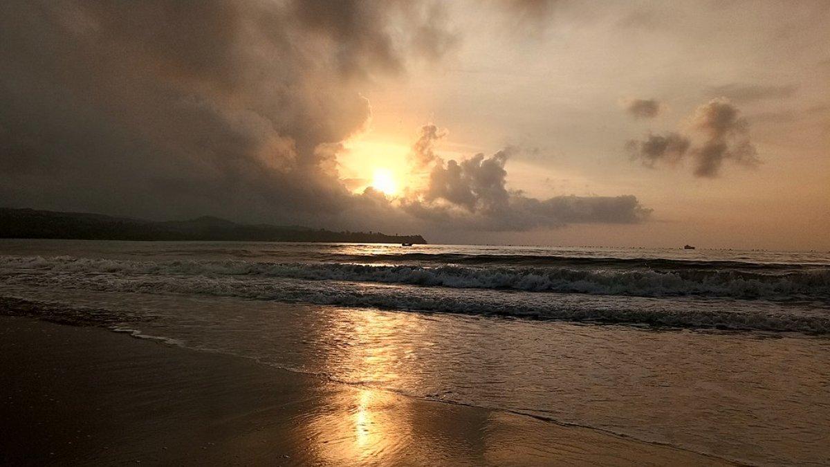 Pantai Jung Pakis, Tanggunggunung Tulungagung Jatim: Surga Tersembunyi ...