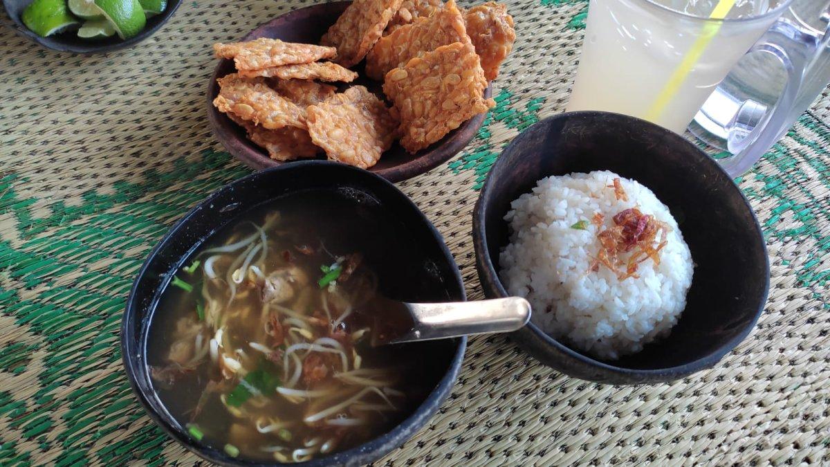 Uniknya Saoto Bathok Mbah Katro Jogja, Menu Soto Disajikan Pakai ...